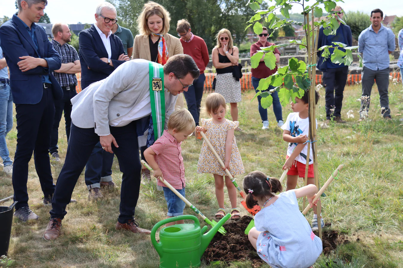 Europese delegatie zet project erfgoedbomen in de bloemetjes in Ename ...